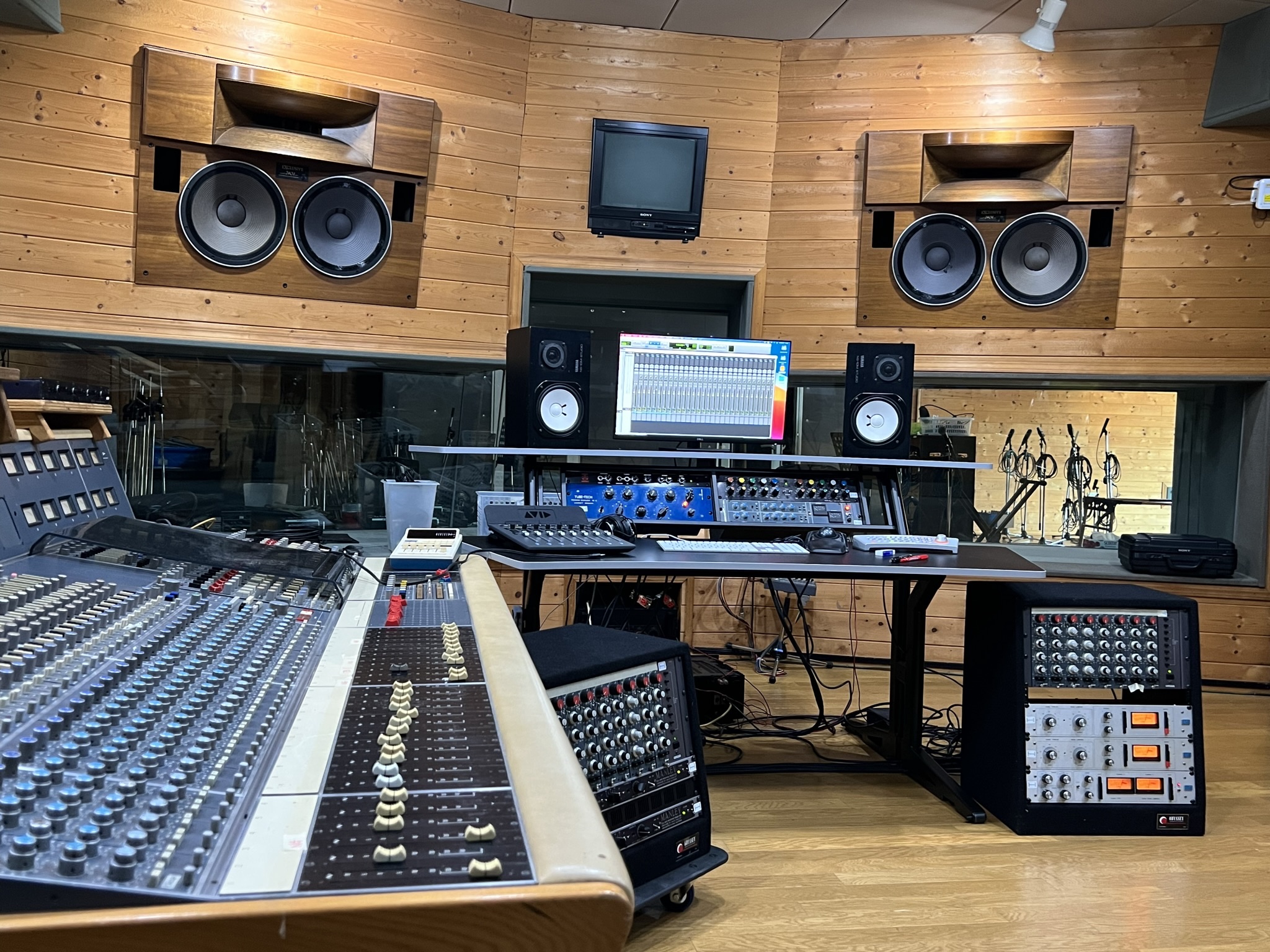 C Studio English – Bellbottom Studios