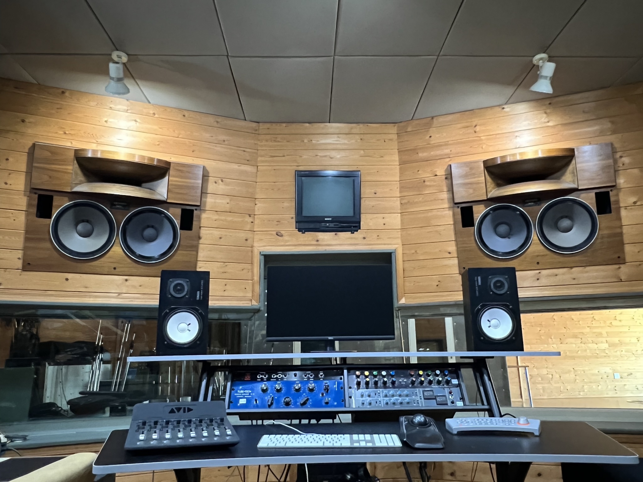 C Studio English – Bellbottom Studios