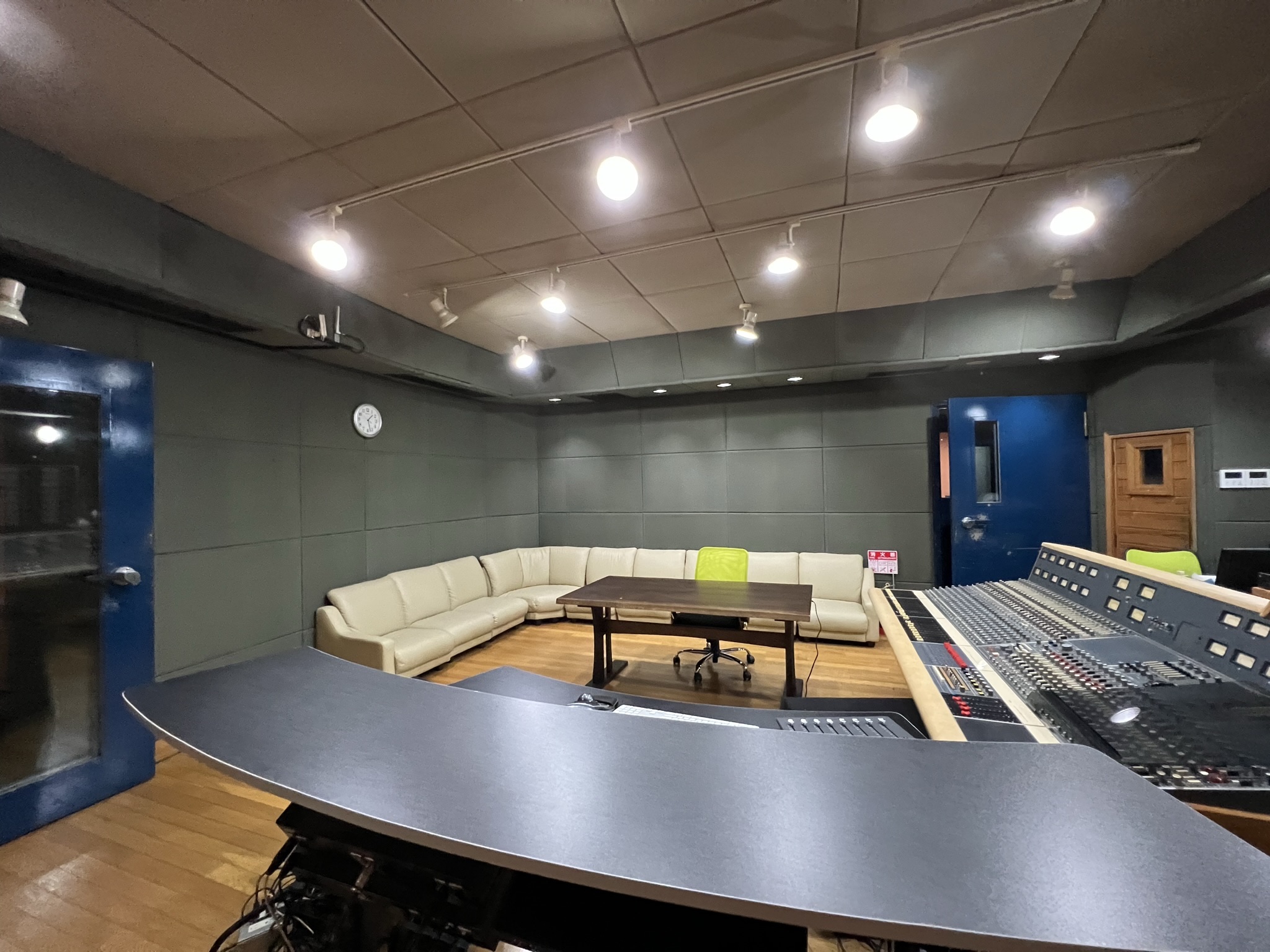 English – Bellbottom Studios